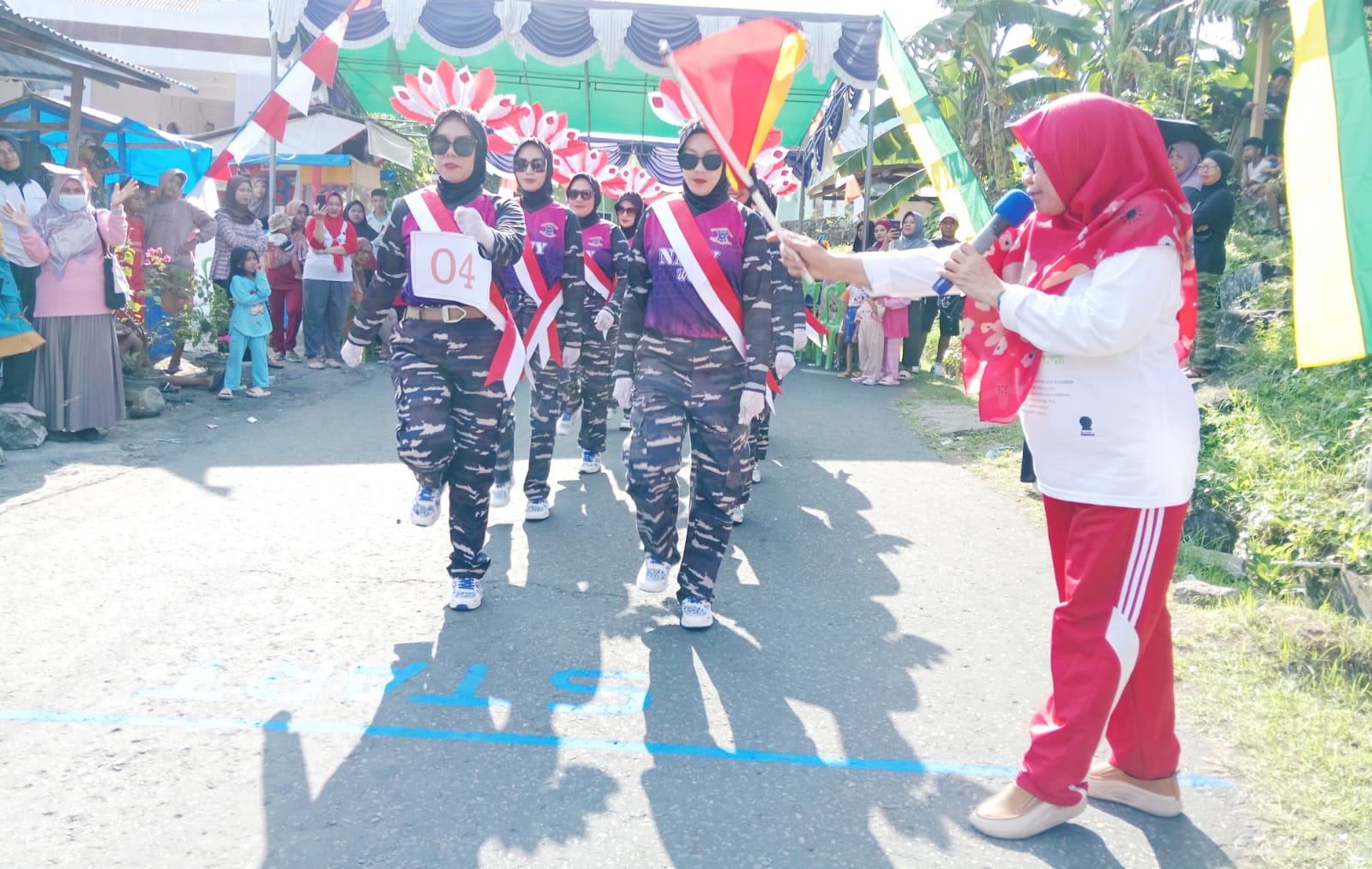 Lurah Akehuda Lepas Peserta Lomba Gerak Jalan Kreasi Lurah Akehuda Lepas Peserta Lomba Gerak Jalan Kreasi